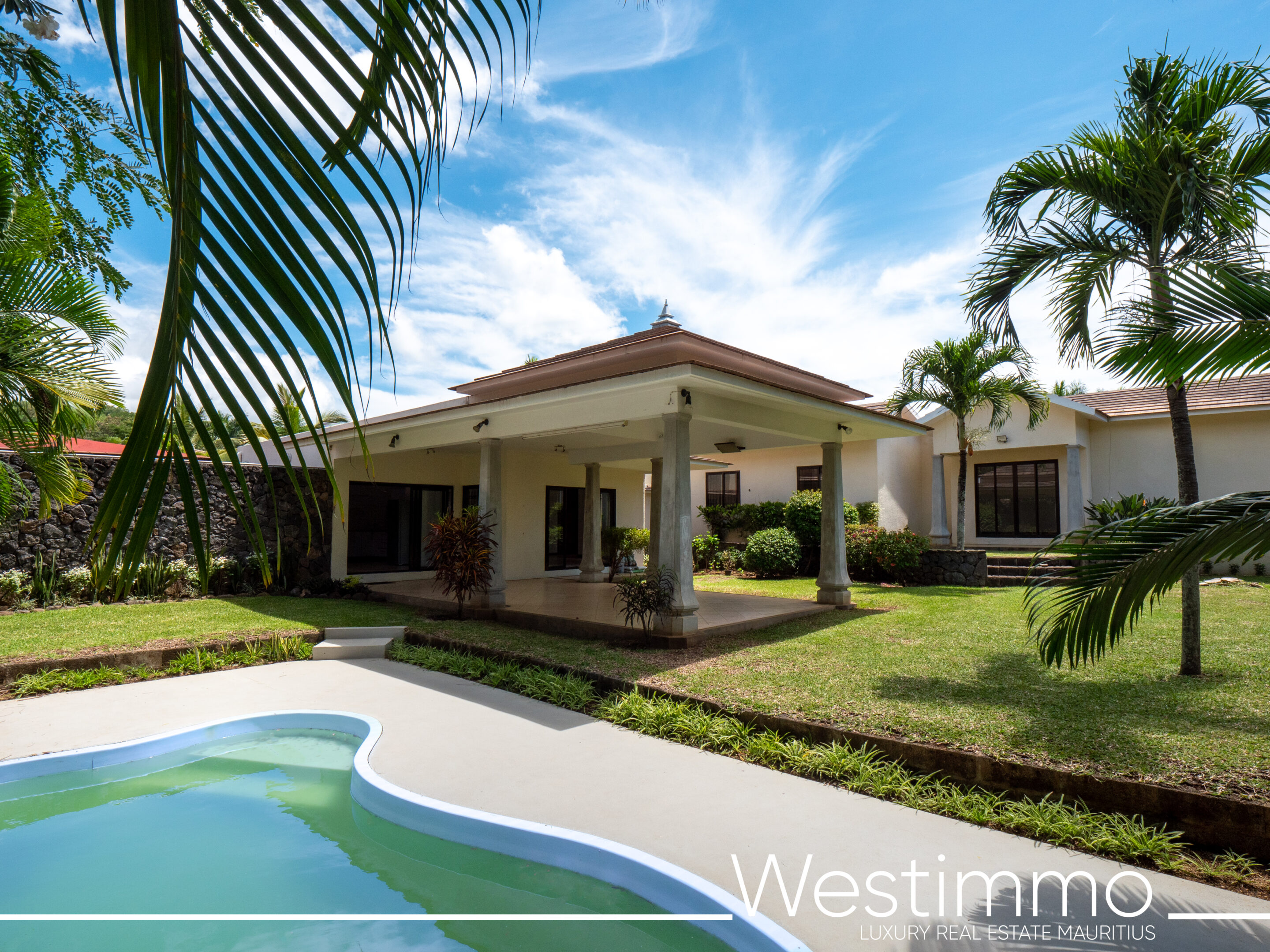 RIVIERE NOIRE - Single-storey 4-bedroom villa with pool and garden